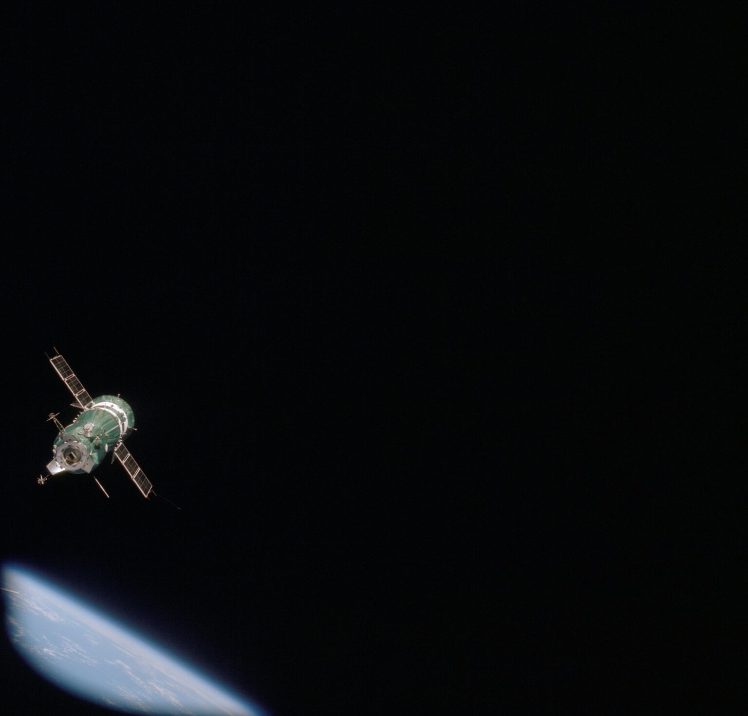1st international handshake in space during Apollo-Soyuz - Info Shymkent